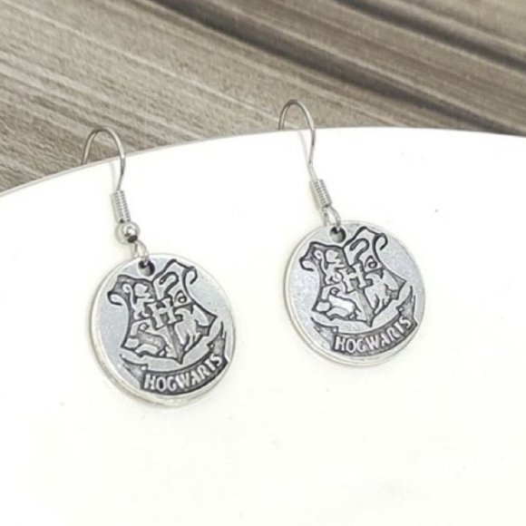 Handmade by Tracy | Jewelry | New Handmade Silvertone Hogwarts Crest ...
